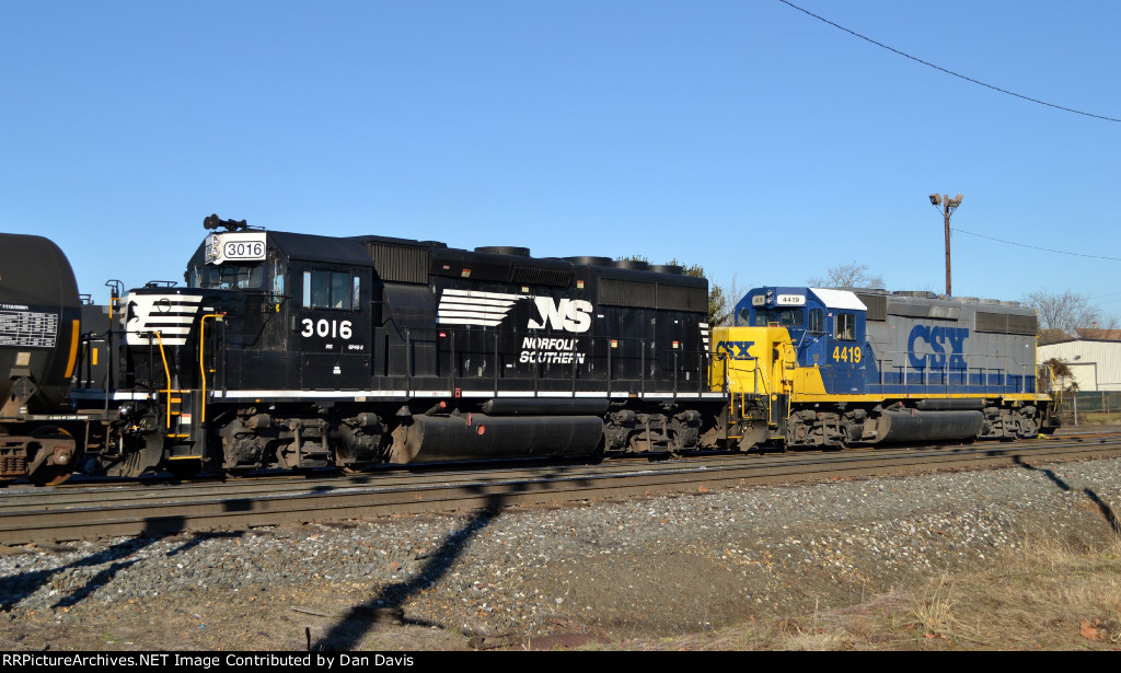 NS GP40-2 3016 and CSX GP40-2 4419 coupled up in CSAO Paulsboro Yard